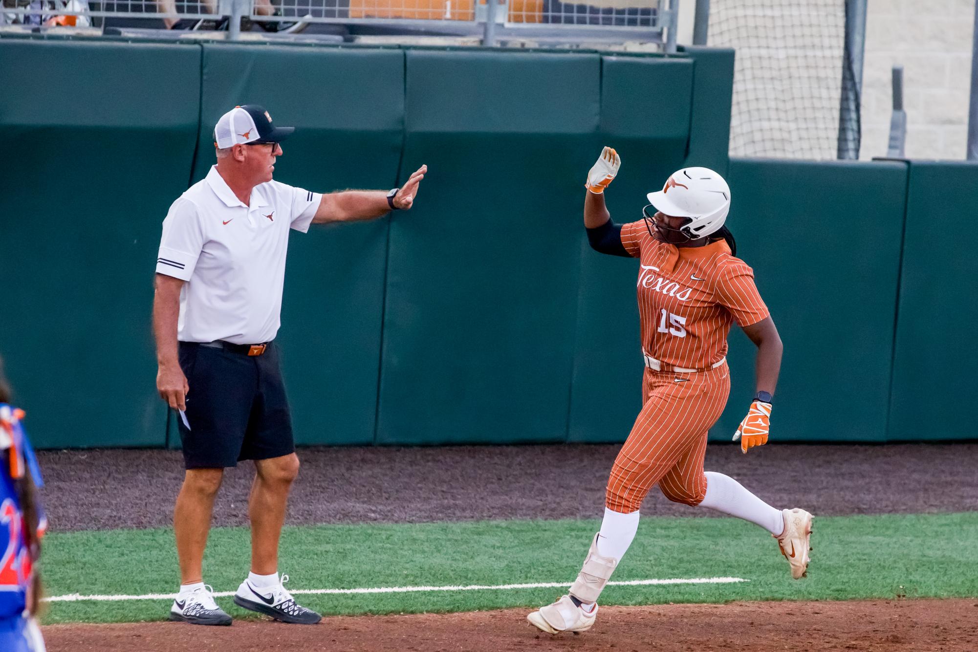 Texas softball signs 7 experienced recruits to 2026 roster – The Daily ...